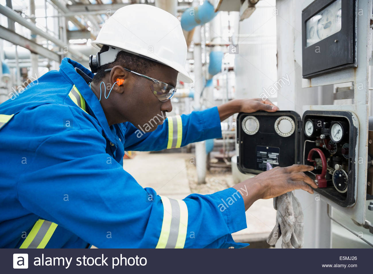 Worker checking gauge hi-res stock photography and images - Alamy