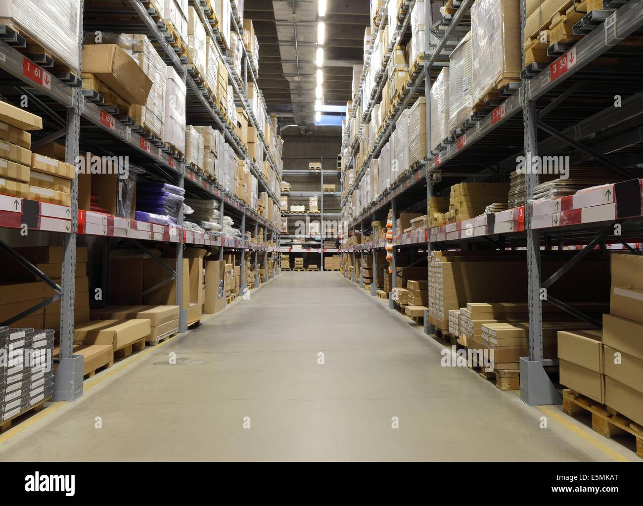 Warehouse shelves hi-res stock photography and images - Alamy