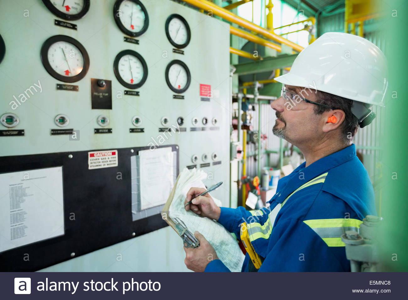 Worker checking gauge hi-res stock photography and images - Alamy
