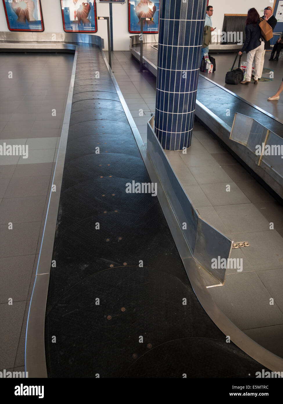 Baggage carousel airport hi-res stock photography and images - Alamy