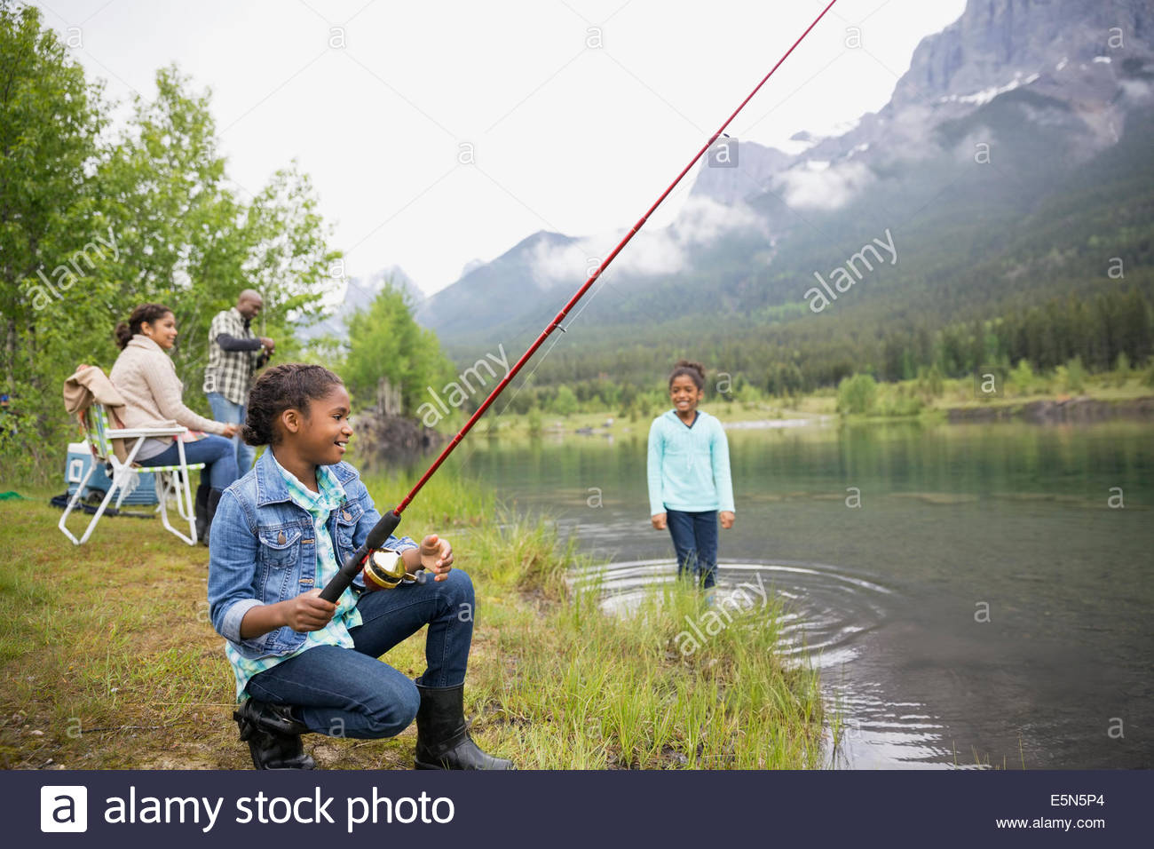 Family fishing hi-res stock photography and images - Alamy