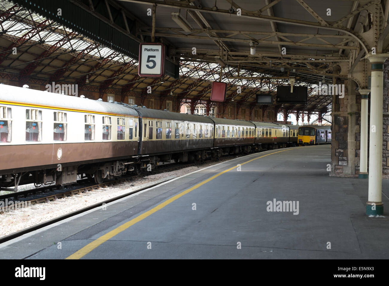 carriages at Bristol temple platform railway station Stock Photo - Alamy