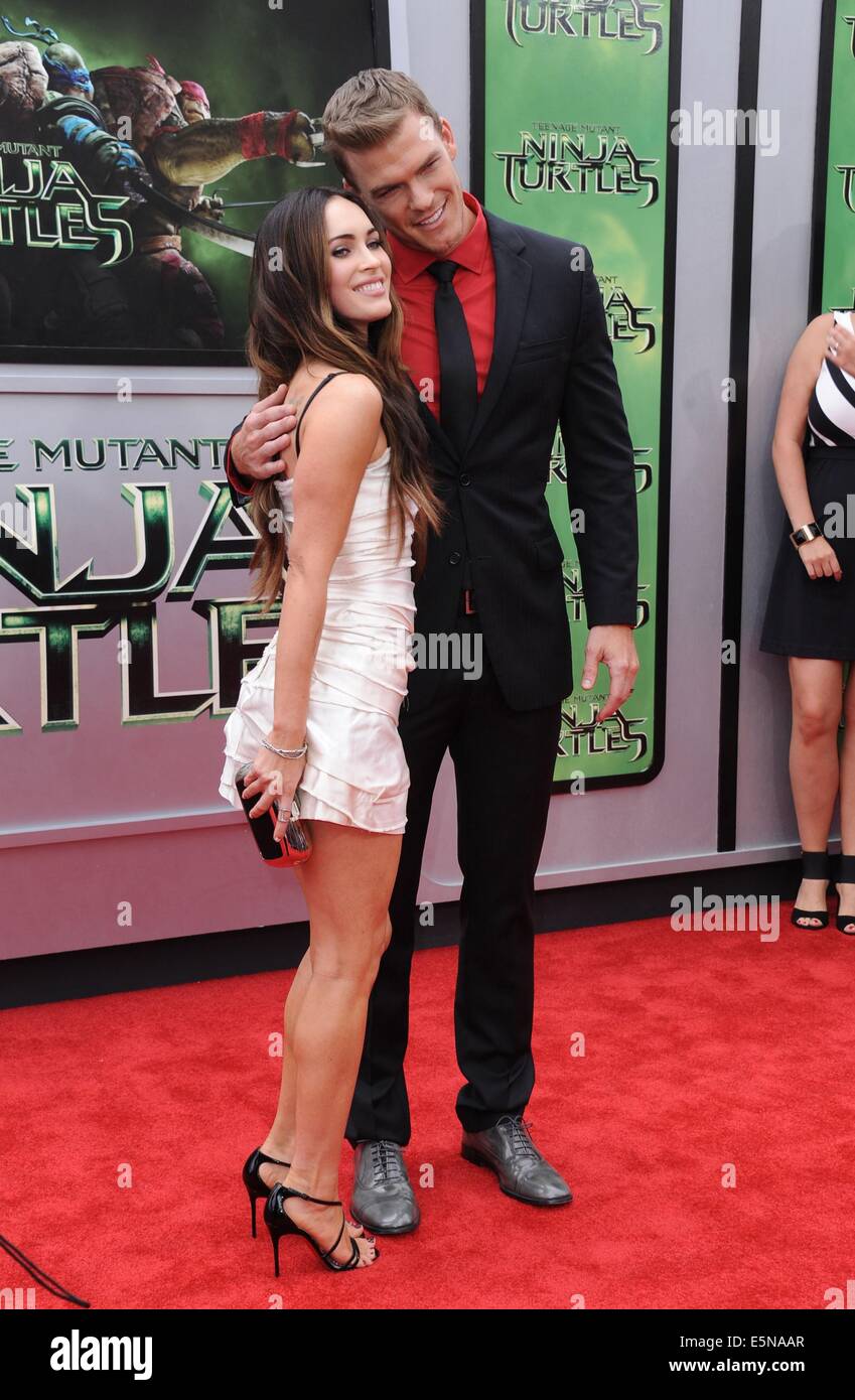 Megan fox and alan ritchson hi-res stock photography and images - Alamy