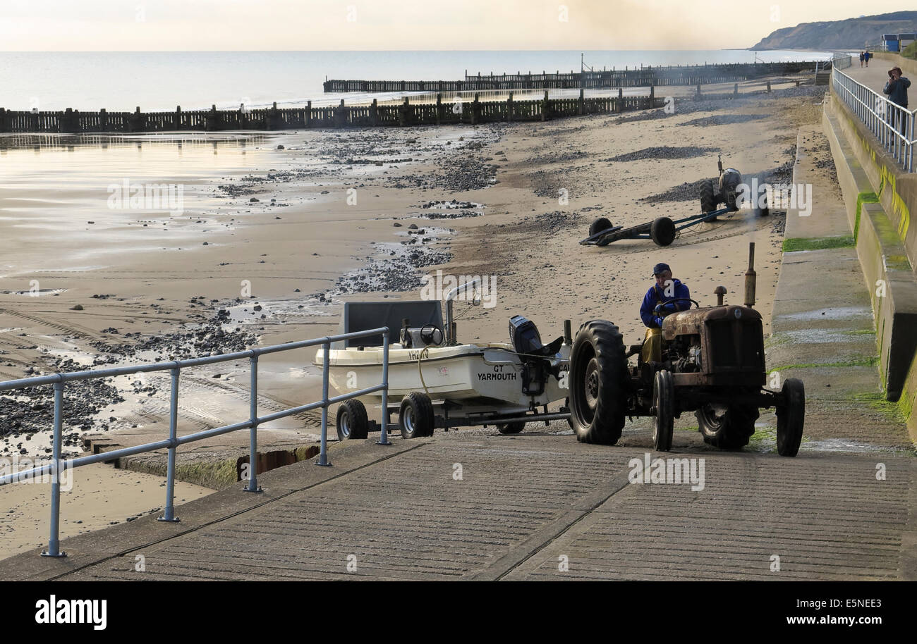 Fisherman old man boat beach hi-res stock photography and images - Alamy