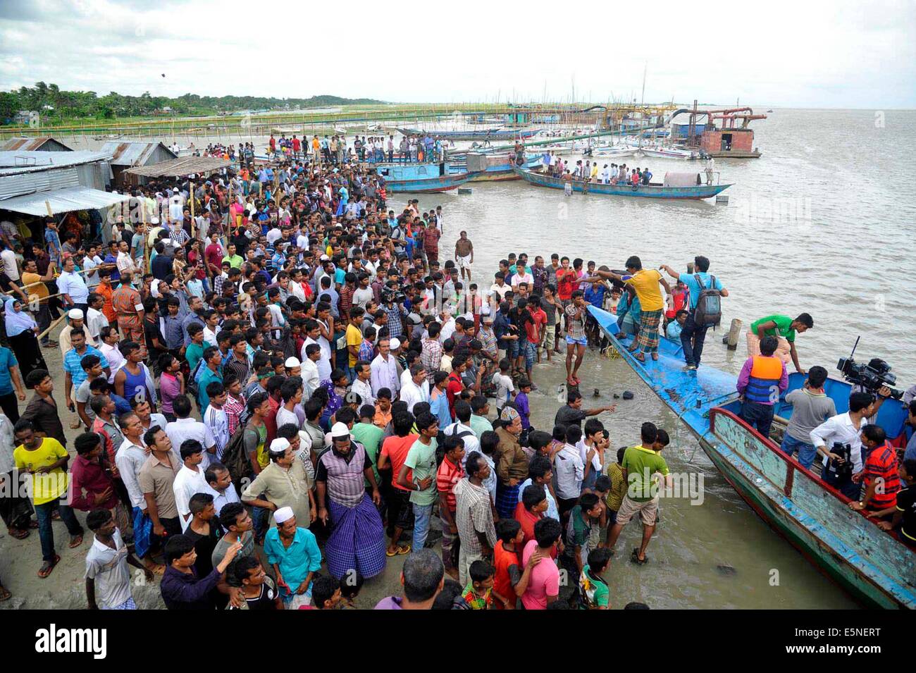 Bangladesh. 4th Aug, 2014. The expectators for the rescue operations at ...