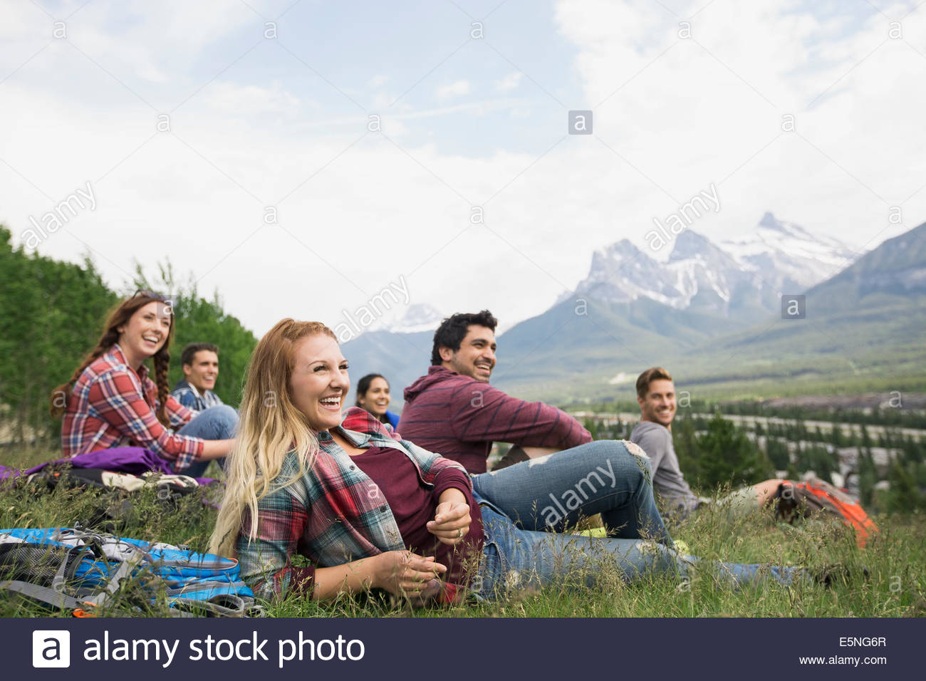 Group friends relaxing hi-res stock photography and images - Alamy