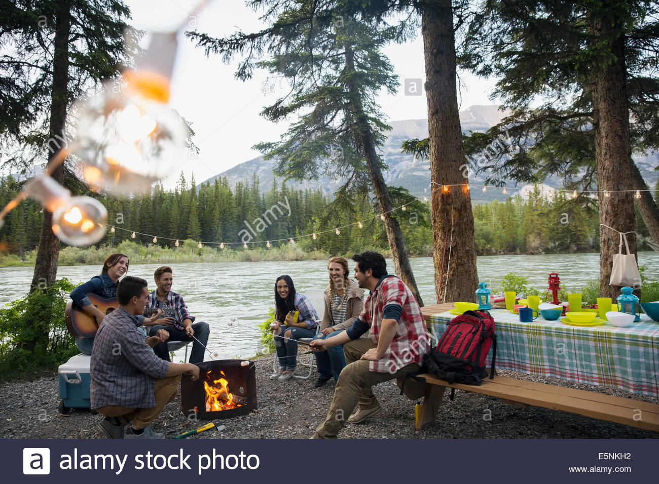 Friends hanging out around campfire hi-res stock photography and images ...