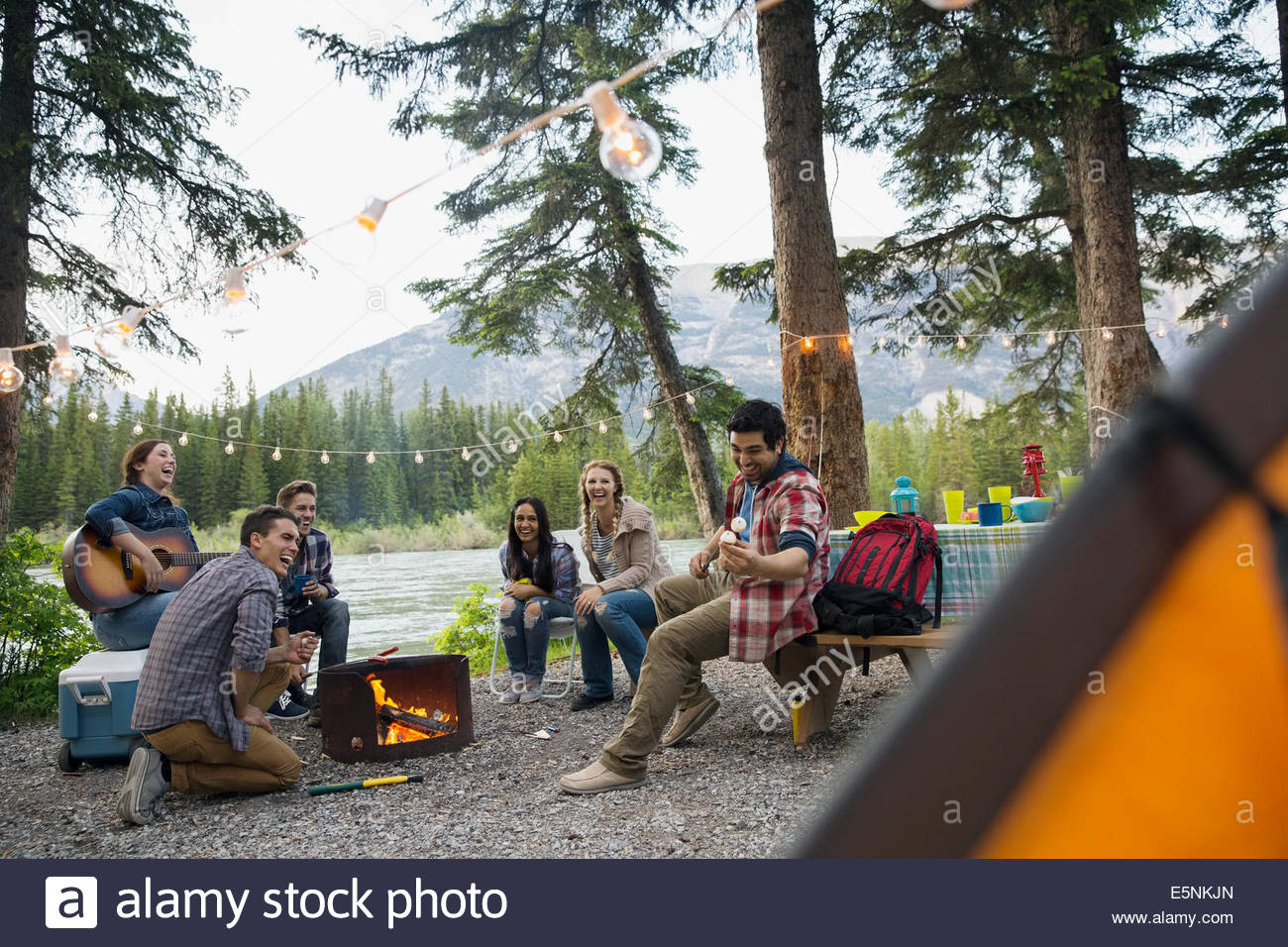 Group friends sitting campfire hi-res stock photography and images - Alamy
