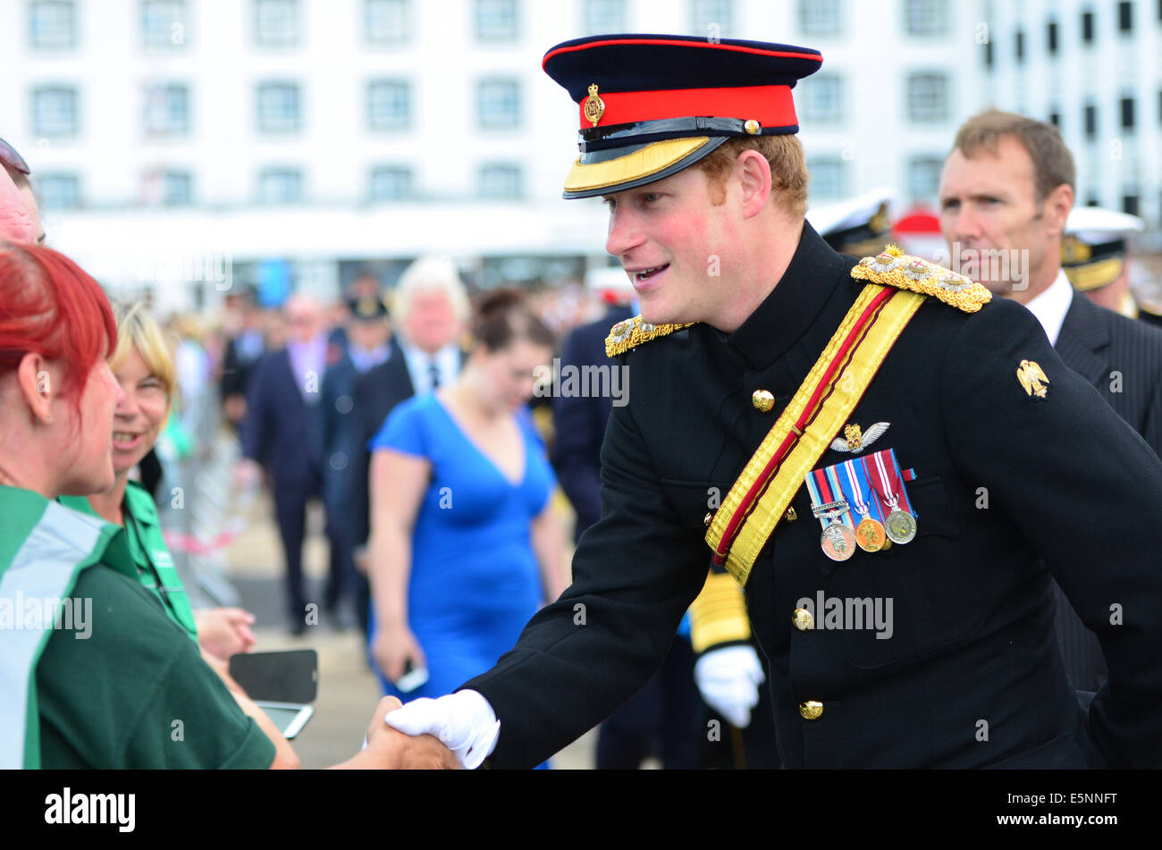 Prince Harry officially unveils the First World War memorial arch in ...