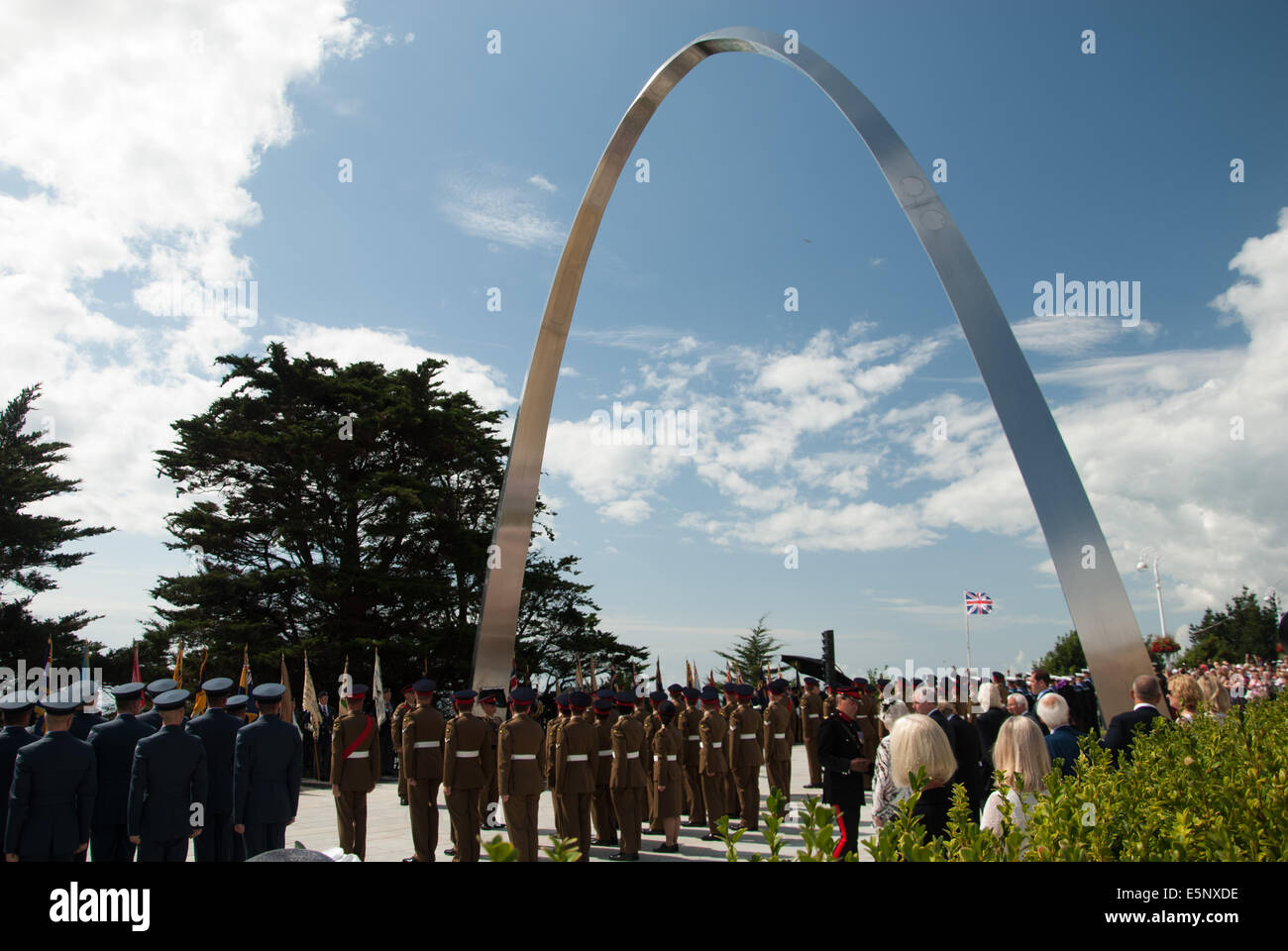 Prince Harry officially unveils the First World War memorial arch in ...