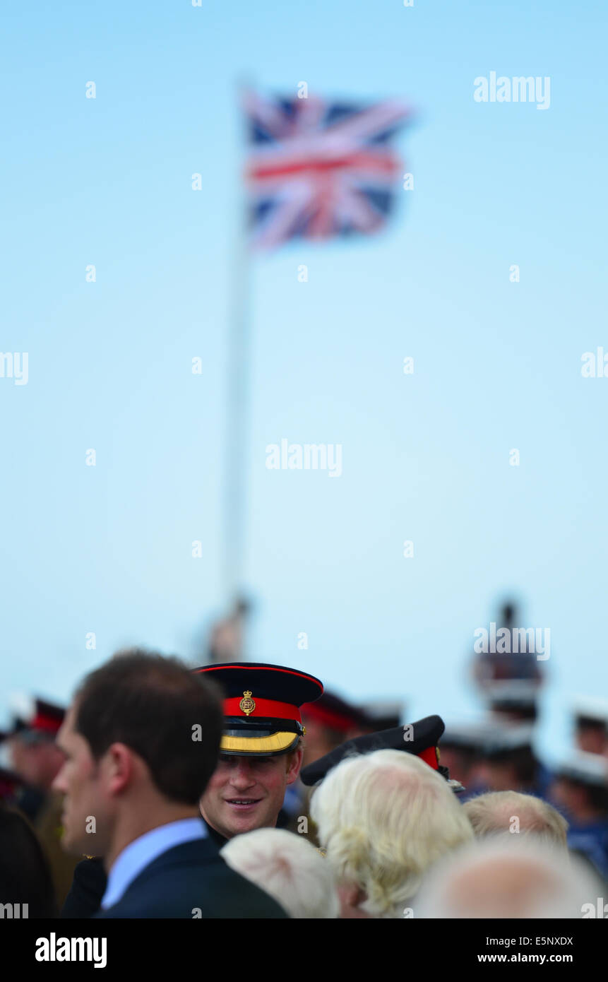 Prince Harry officially unveils the First World War memorial arch in ...