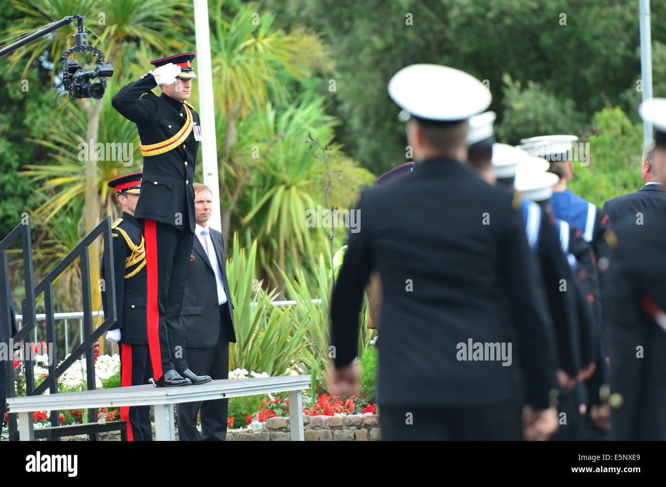 Prince Harry officially unveils the First World War memorial arch in ...
