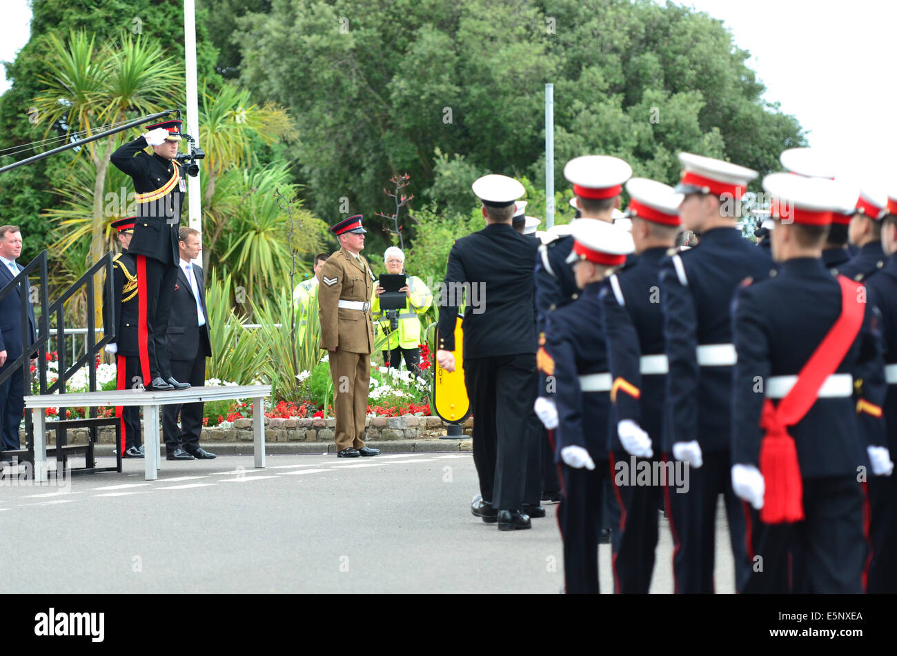 Prince Harry officially unveils the First World War memorial arch in ...