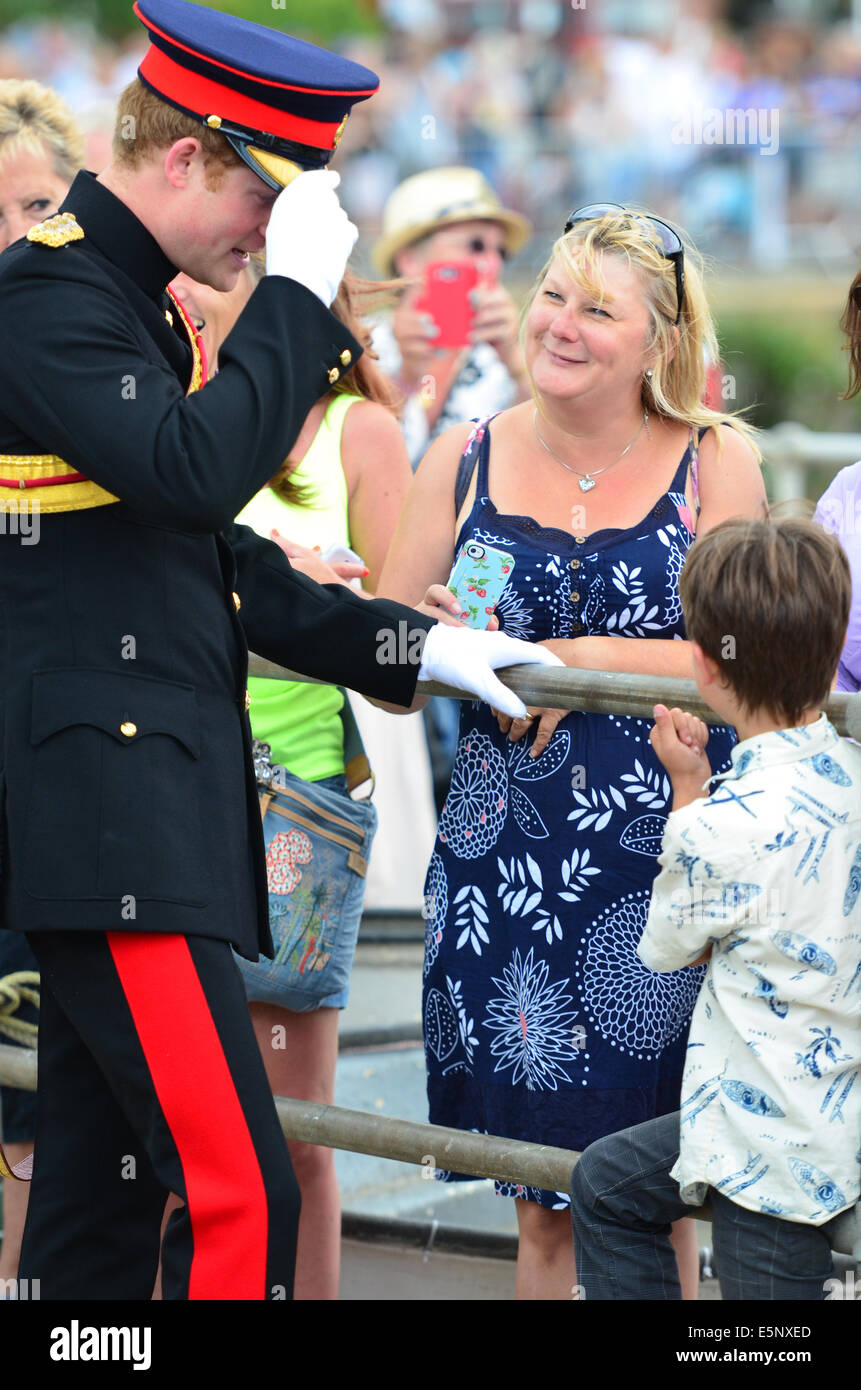 Prince Harry officially unveils the First World War memorial arch in ...
