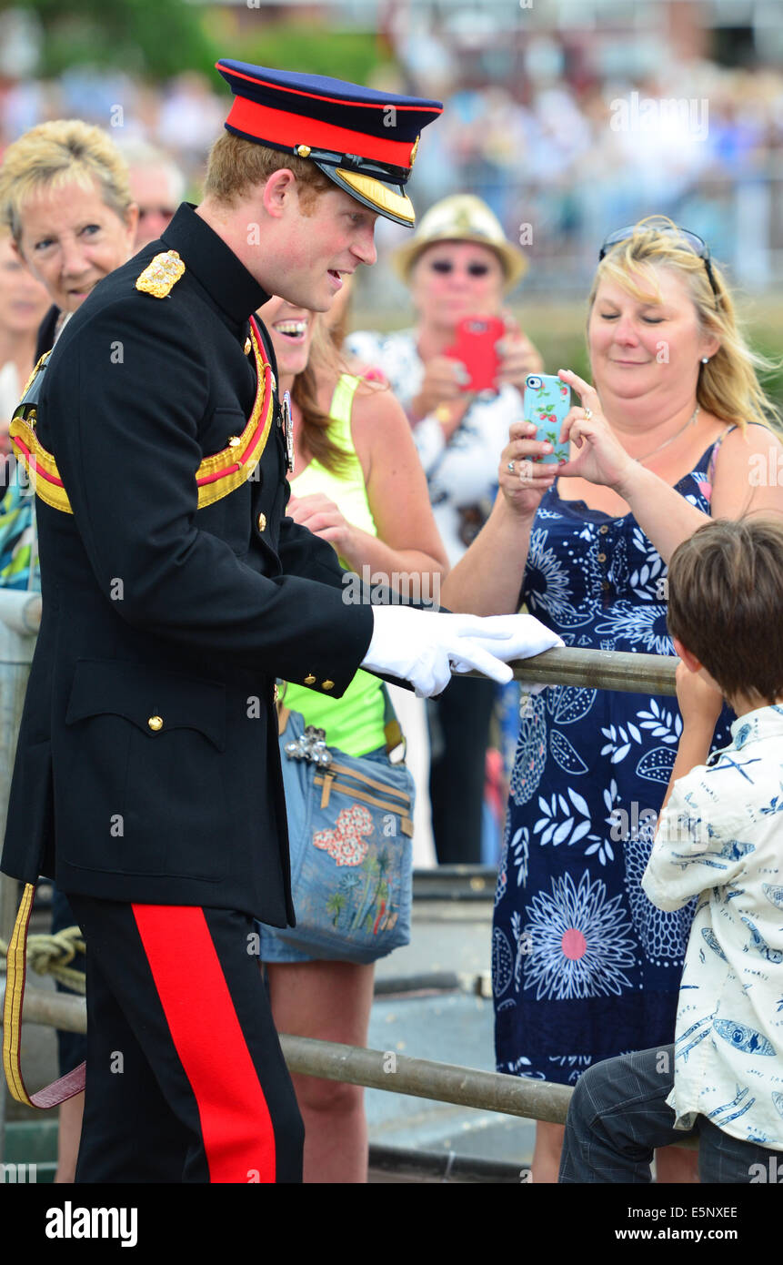 Prince Harry officially unveils the First World War memorial arch in ...
