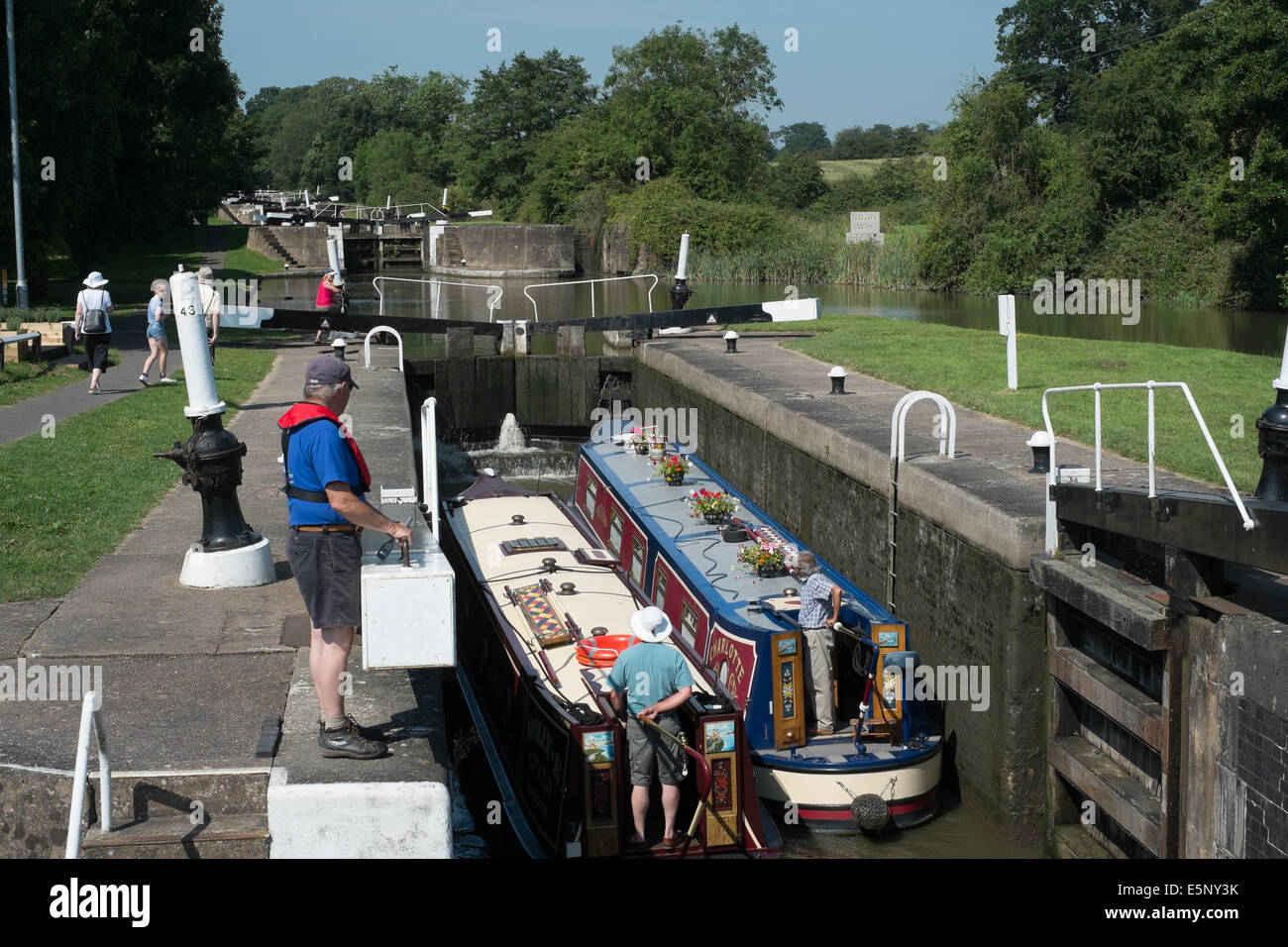 Lock gates narrow boats hi-res stock photography and images - Alamy