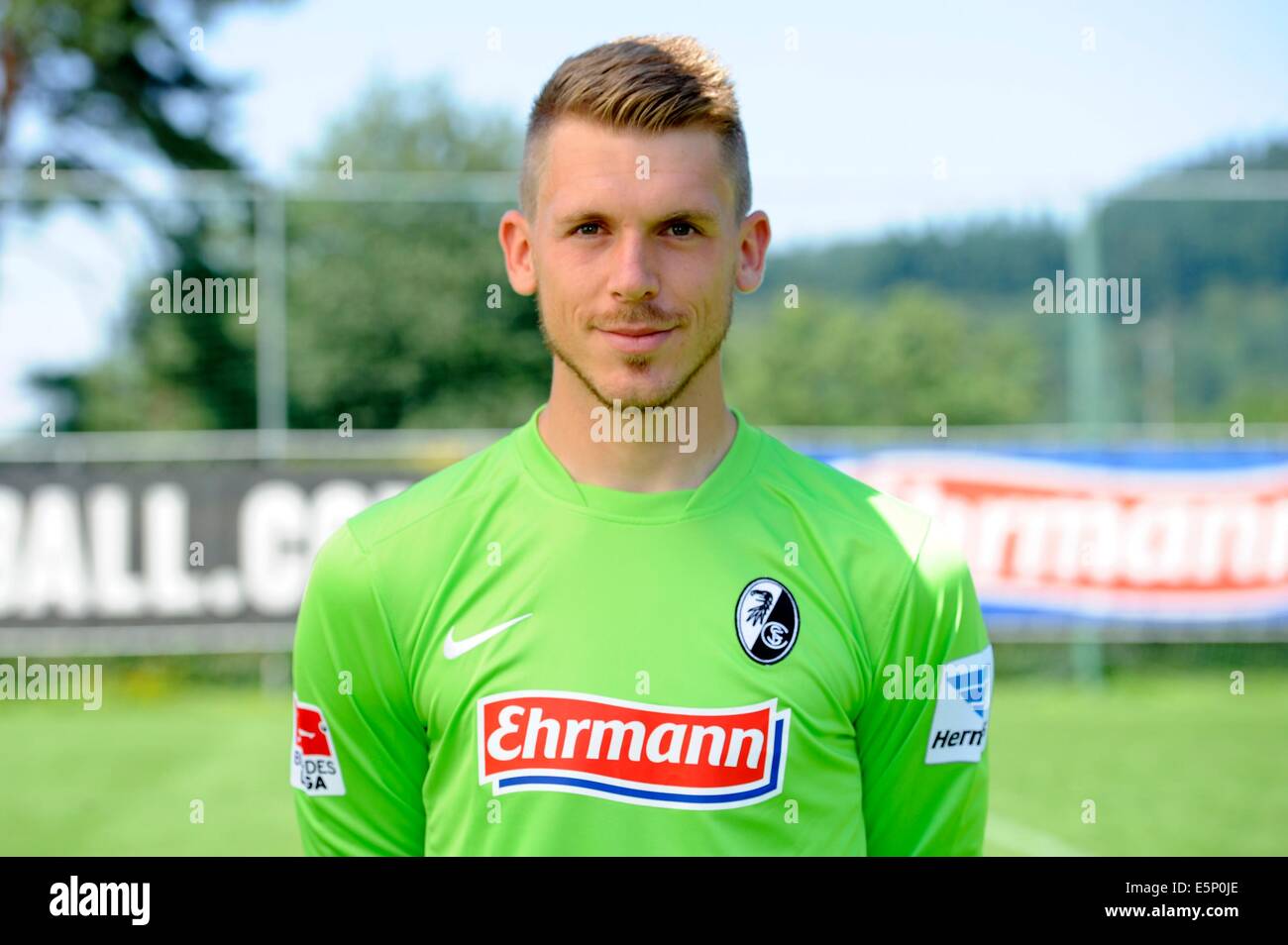 Der Torhüter Daniel Batz vom Fußball-Bundesligisten SC Freiburg posiert ...