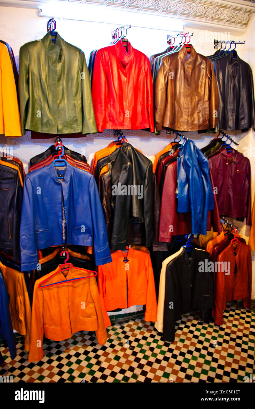Iconic sight of leather dying in these pits hi-res stock photography ...