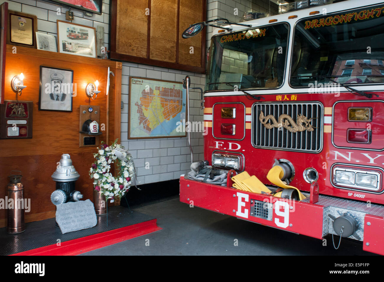 Firetruck icon hi-res stock photography and images - Alamy