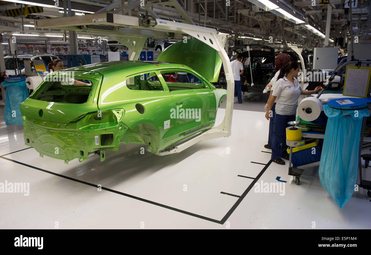 Palmela, Portugual. 25th June, 2014. Manufacturing process at the VW ...