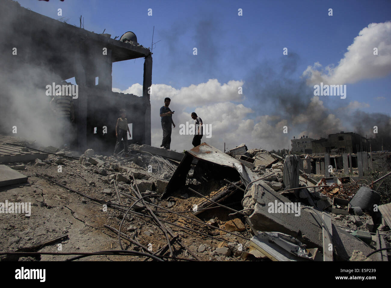 Gaza. 4th Aug, 2014. A Palestinian men from destroyed house in Beit ...