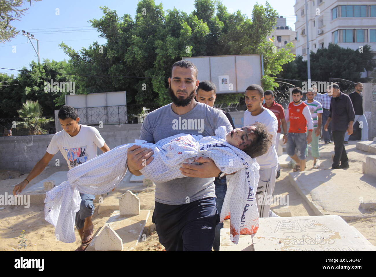 Gaza. 4th Aug, 2014. Palestinian father holds the body of his daughter ...