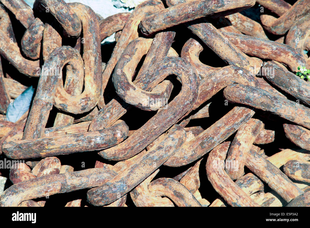 Pile of rusty chain links Stock Photo - Alamy