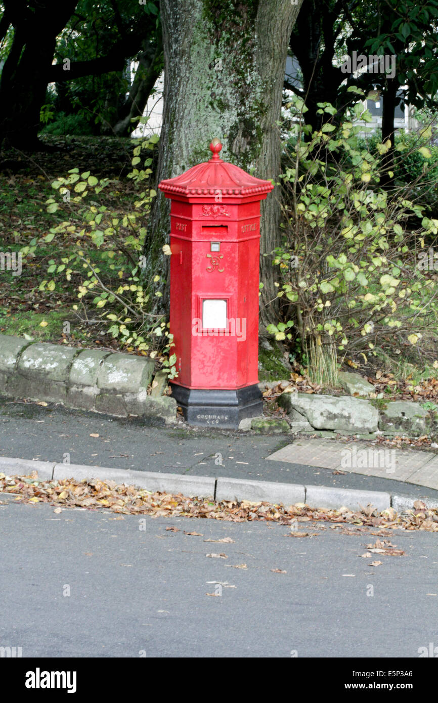 Vintage red post box Stock Photo - Alamy
