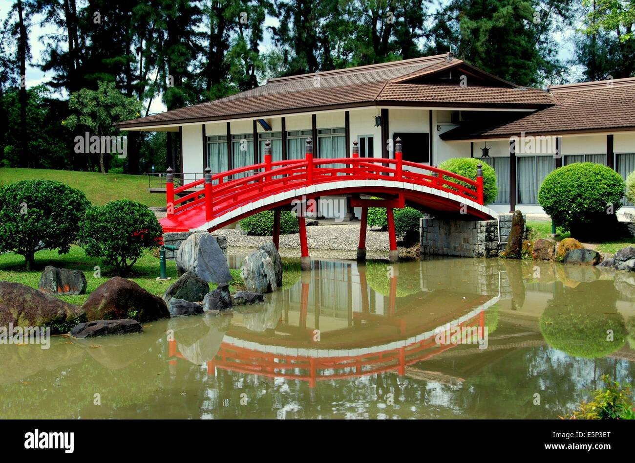 SINGAPORE: Teahouse and traditional Japaneses orange bridge at the ...