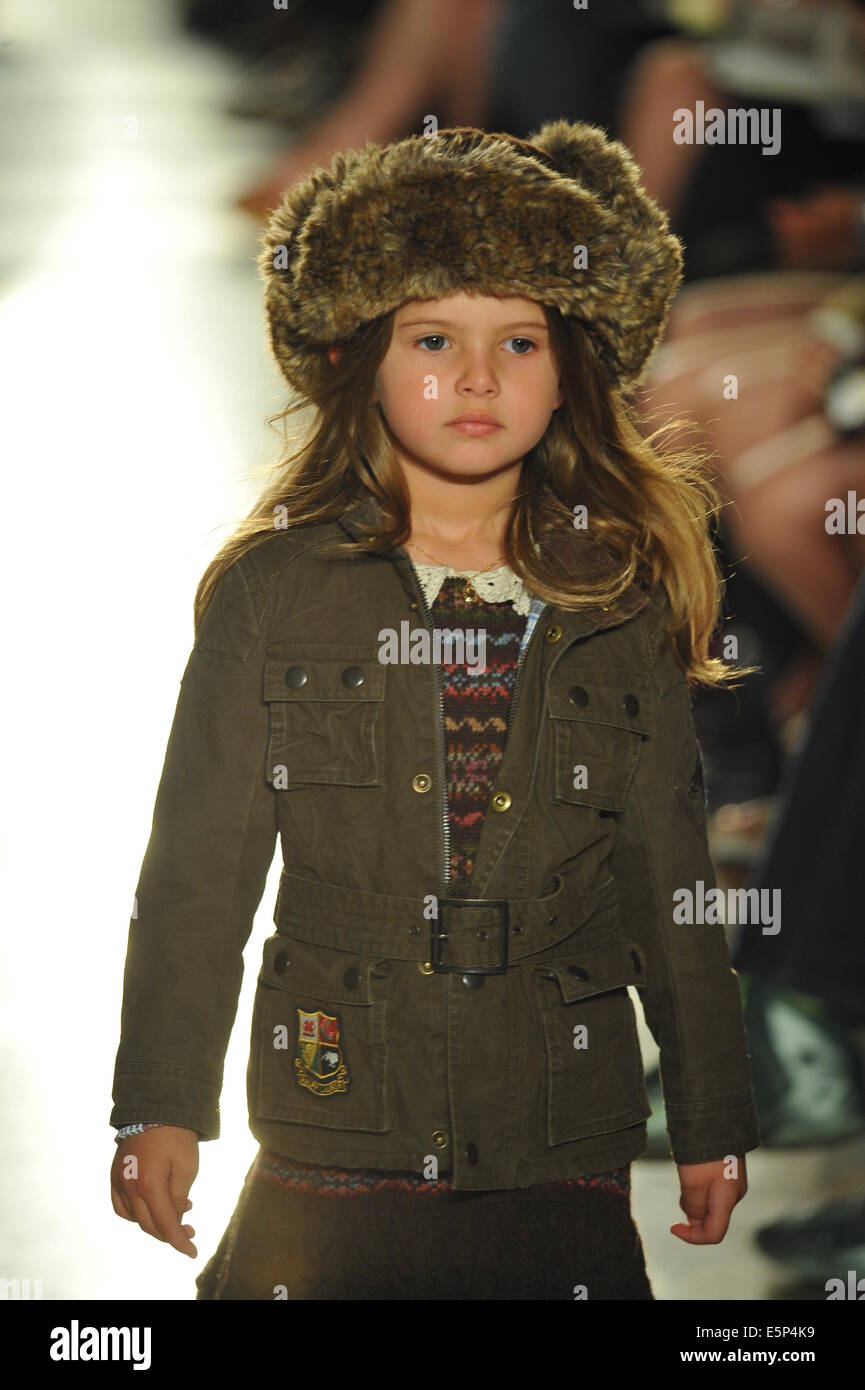 Childrens fashion show hi-res stock photography and images - Alamy