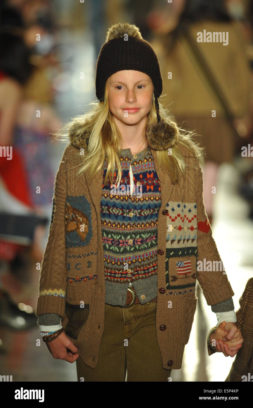 Teen fashion show hi-res stock photography and images - Alamy