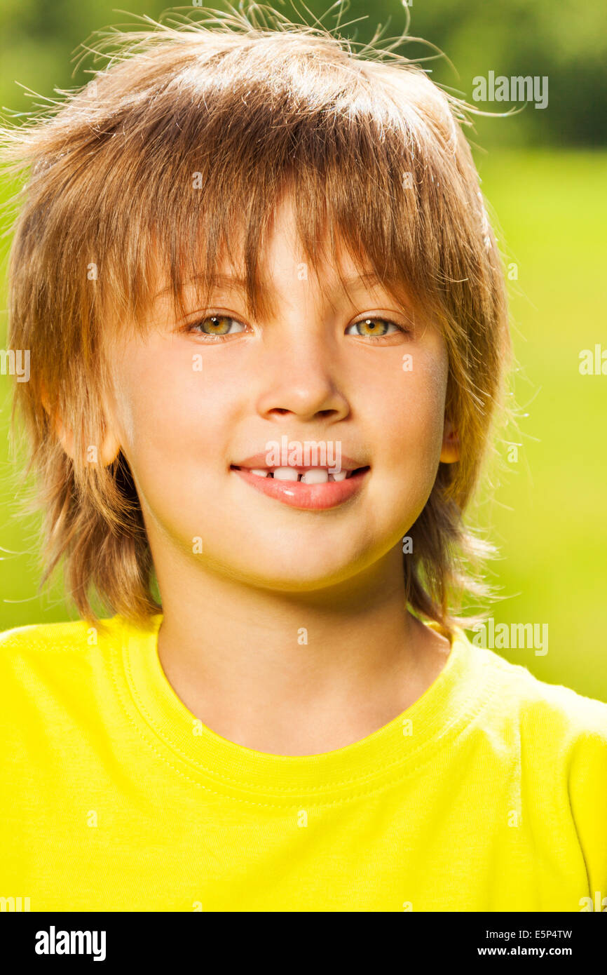 Child in yellow shirt hi-res stock photography and images - Alamy