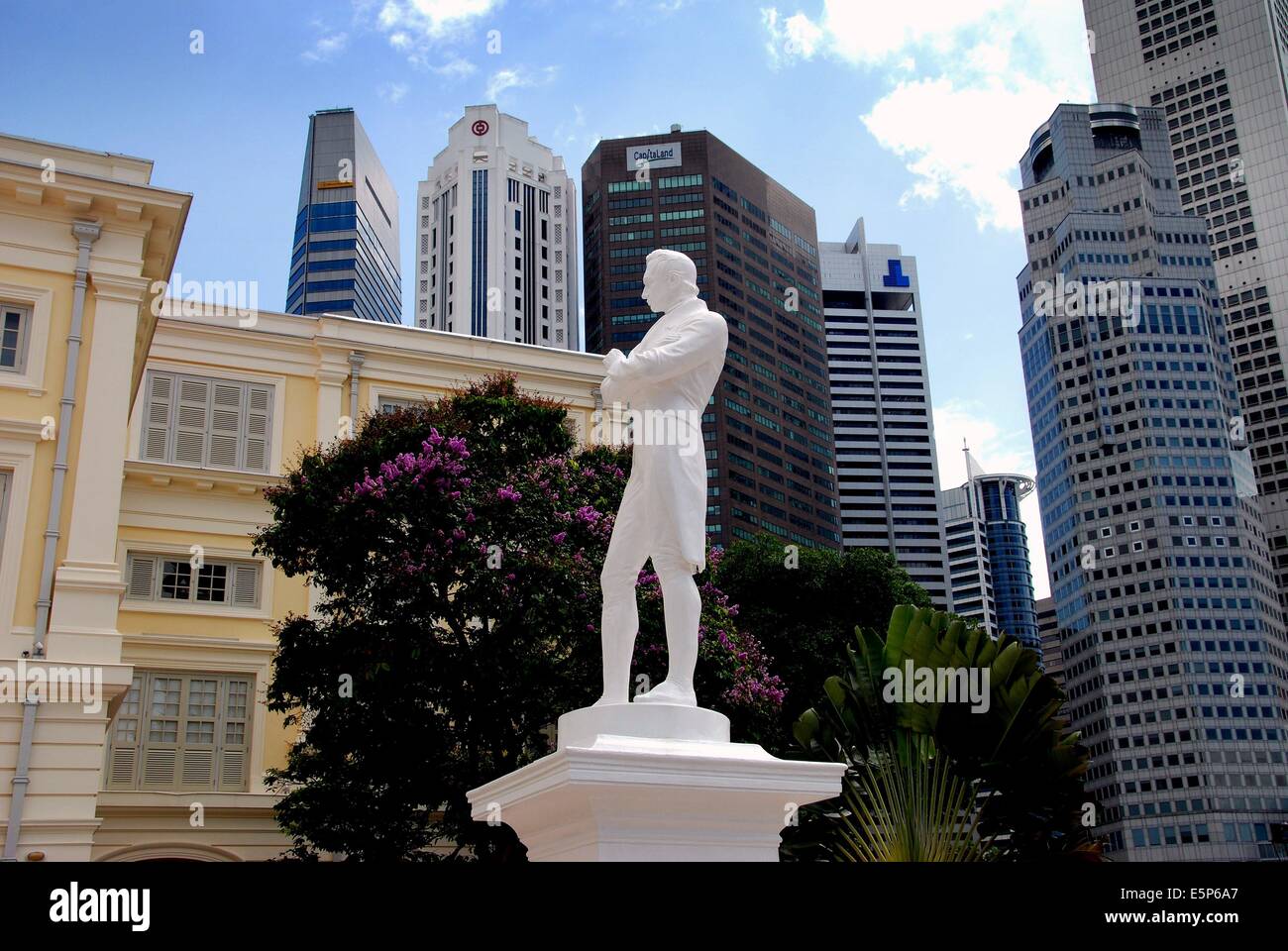 SINGAPORE: The “White” Sir Stamford Raffles statue Stock Photo - Alamy