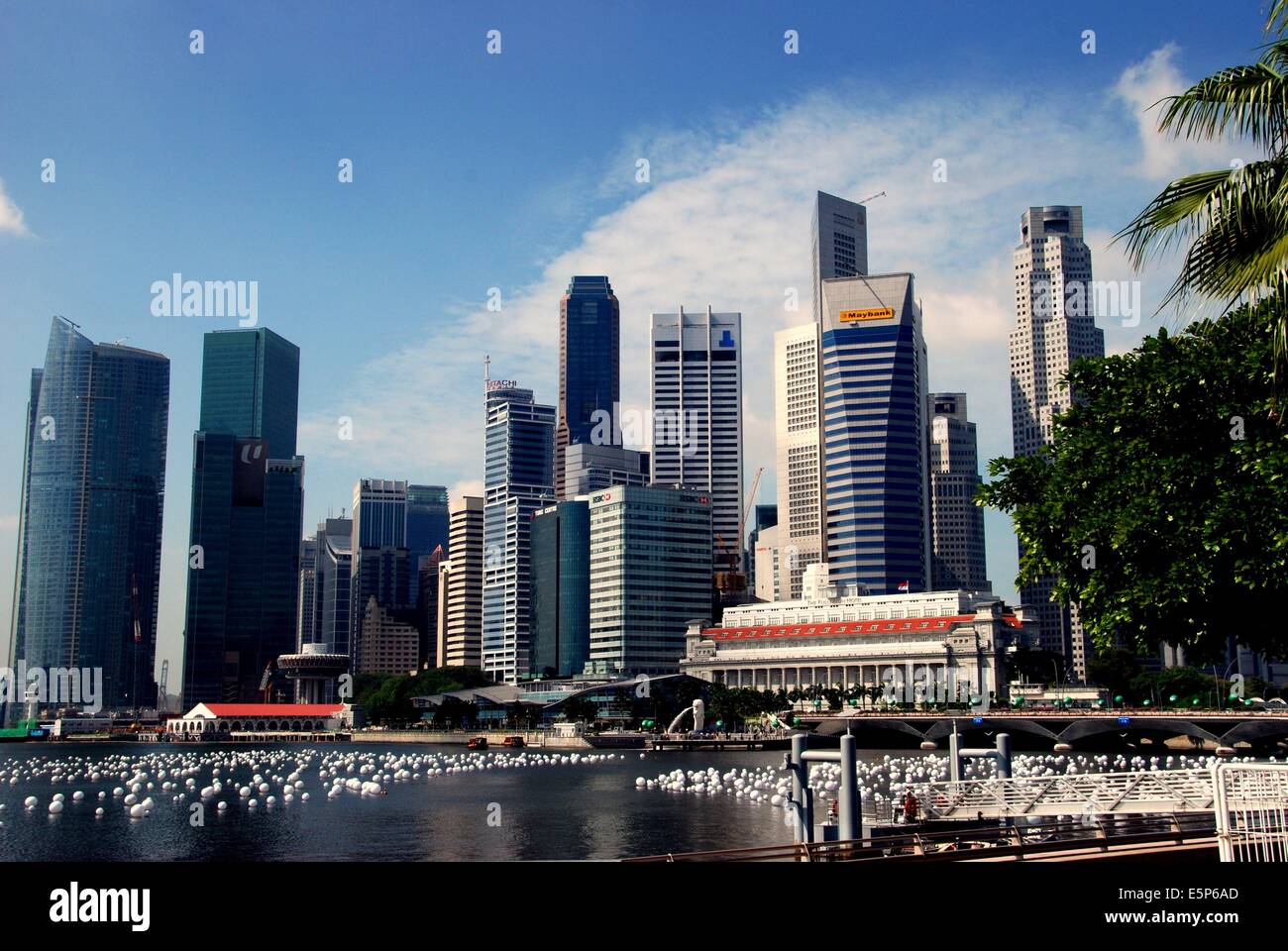 SINGAPORE: View across the Singapore River to Merlion Park and the ...