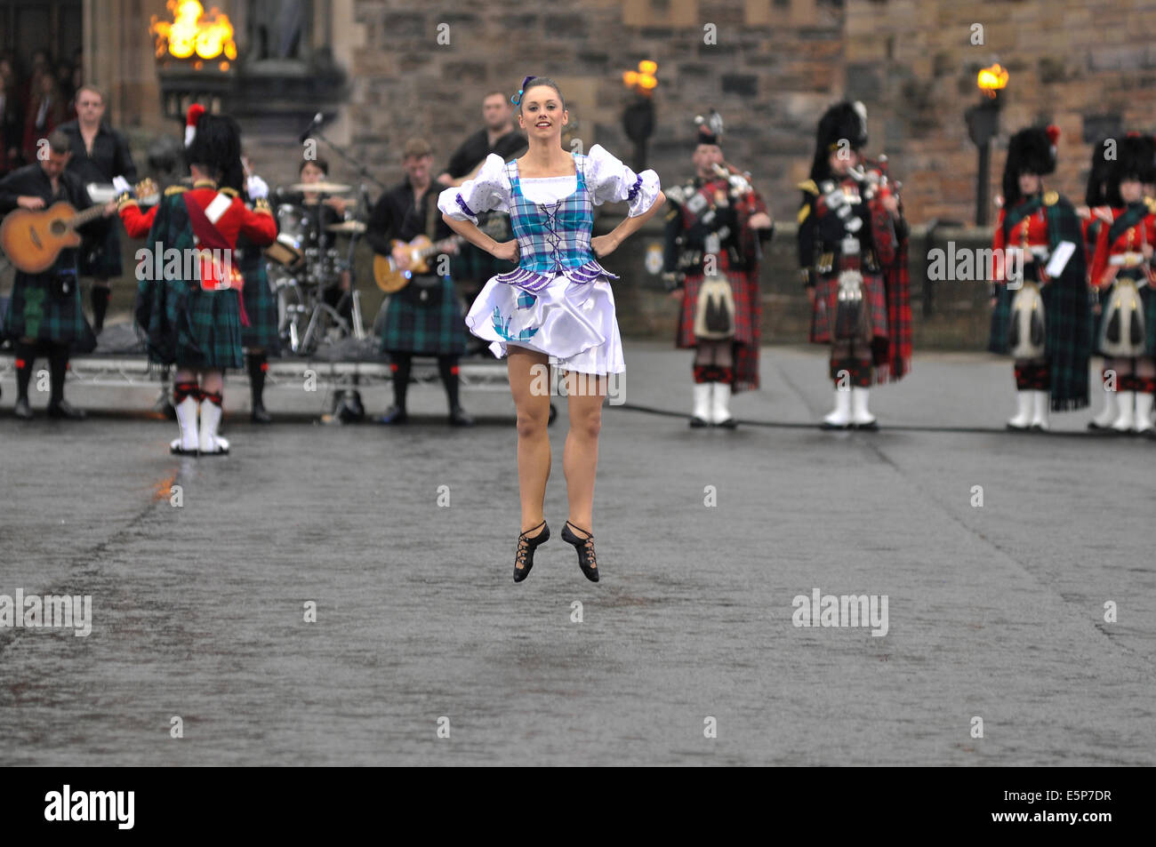 Royal regiment of scotland pipers hi-res stock photography and images ...