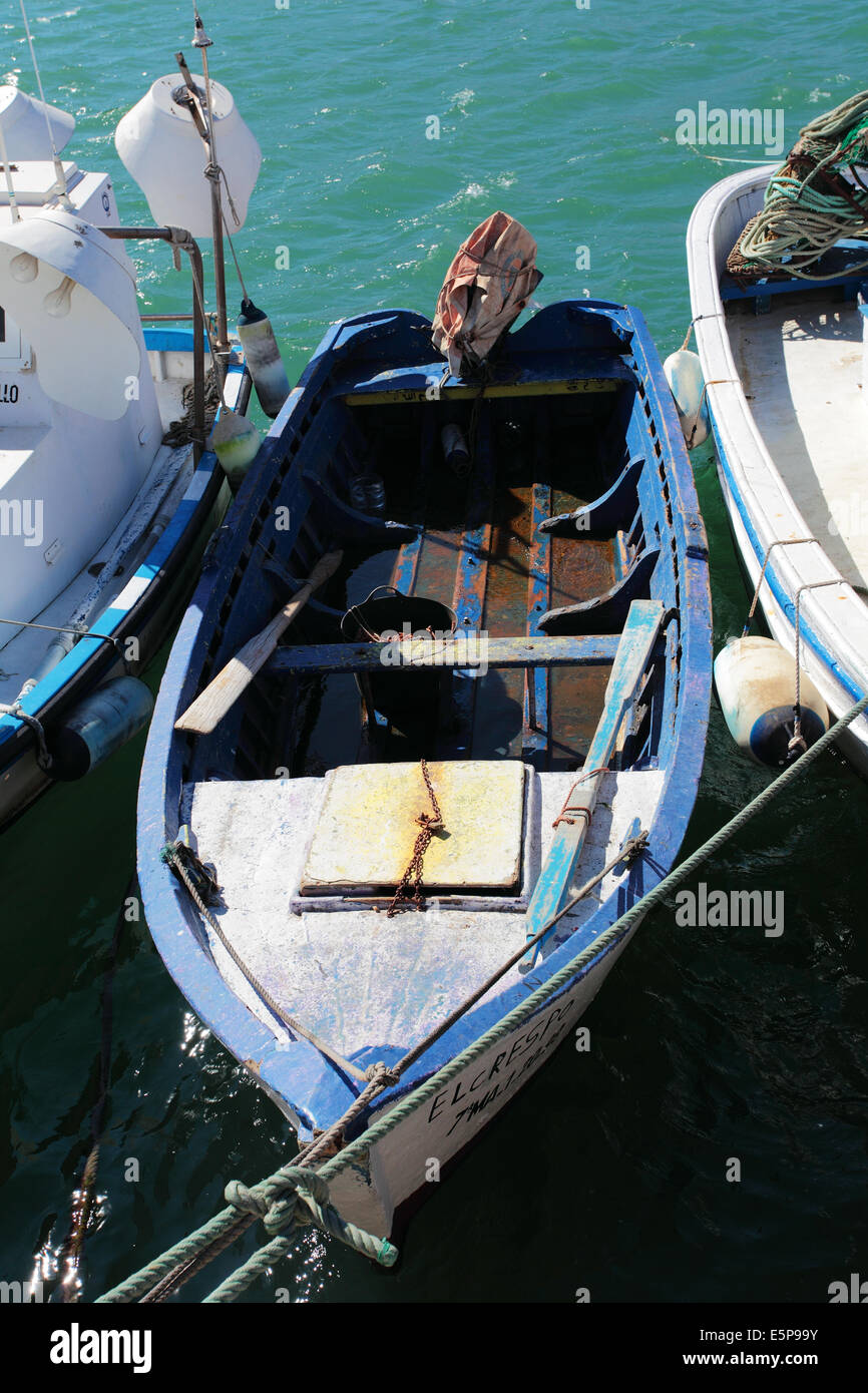 Row boat in water hi-res stock photography and images - Alamy