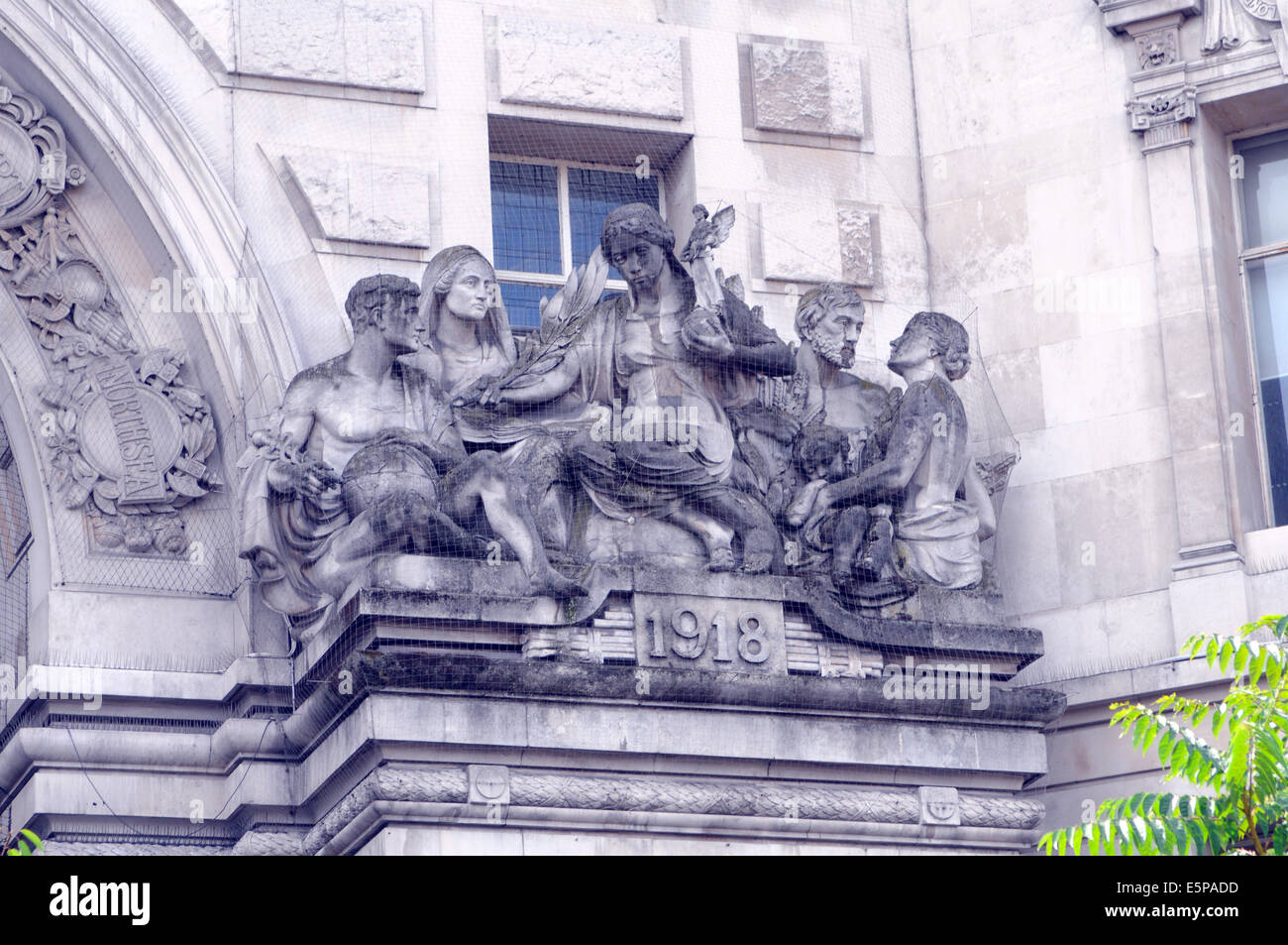 Waterloo station memorial hi-res stock photography and images - Alamy