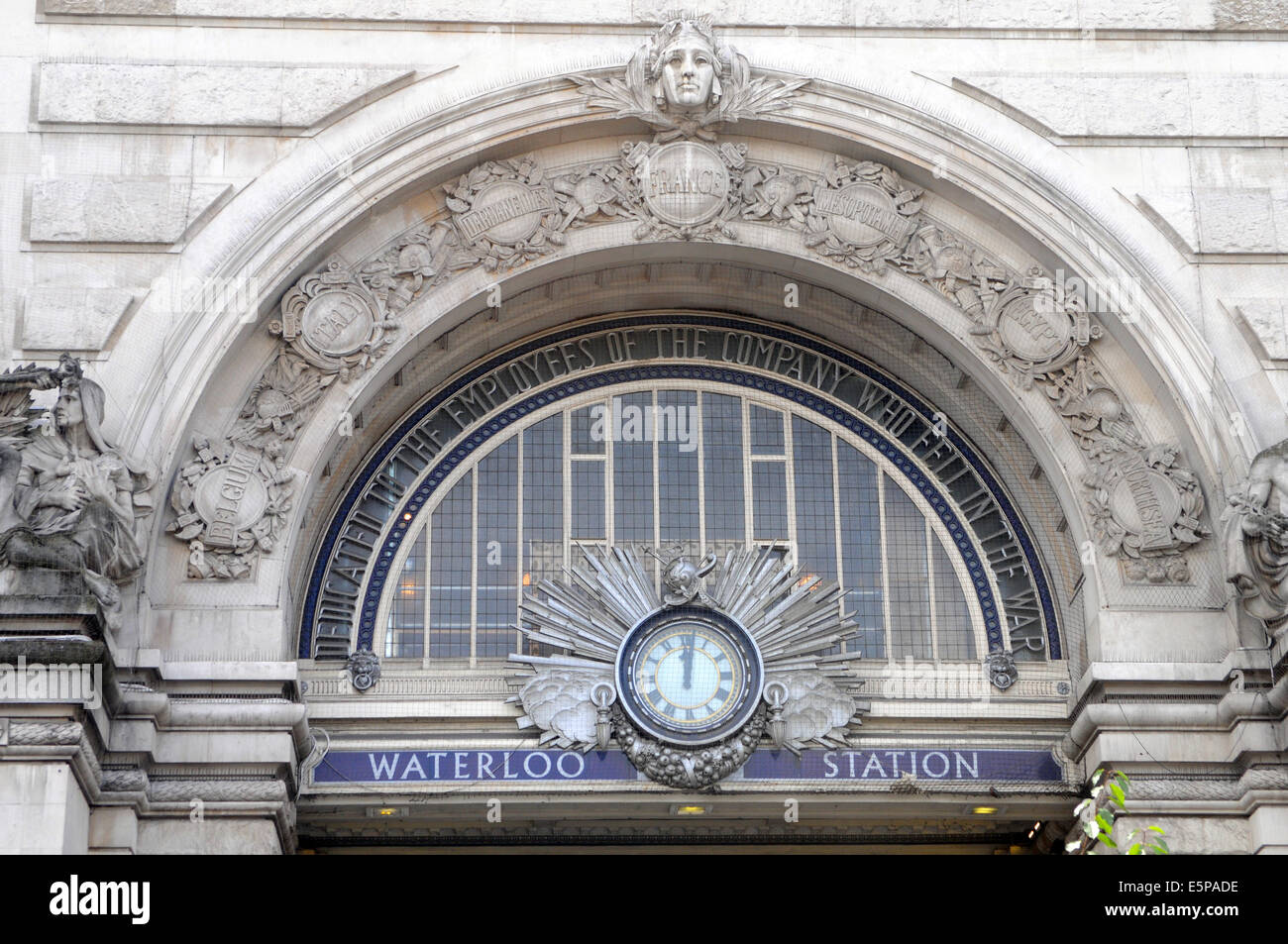 Waterloo station memorial hi-res stock photography and images - Alamy