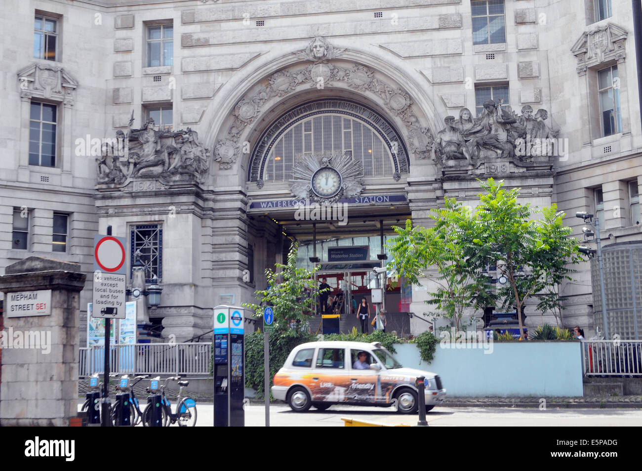 Waterloo station memorial hi-res stock photography and images - Alamy