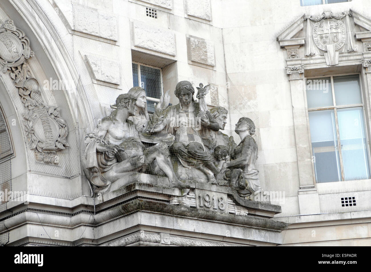 Waterloo station london war memorial hi-res stock photography and ...