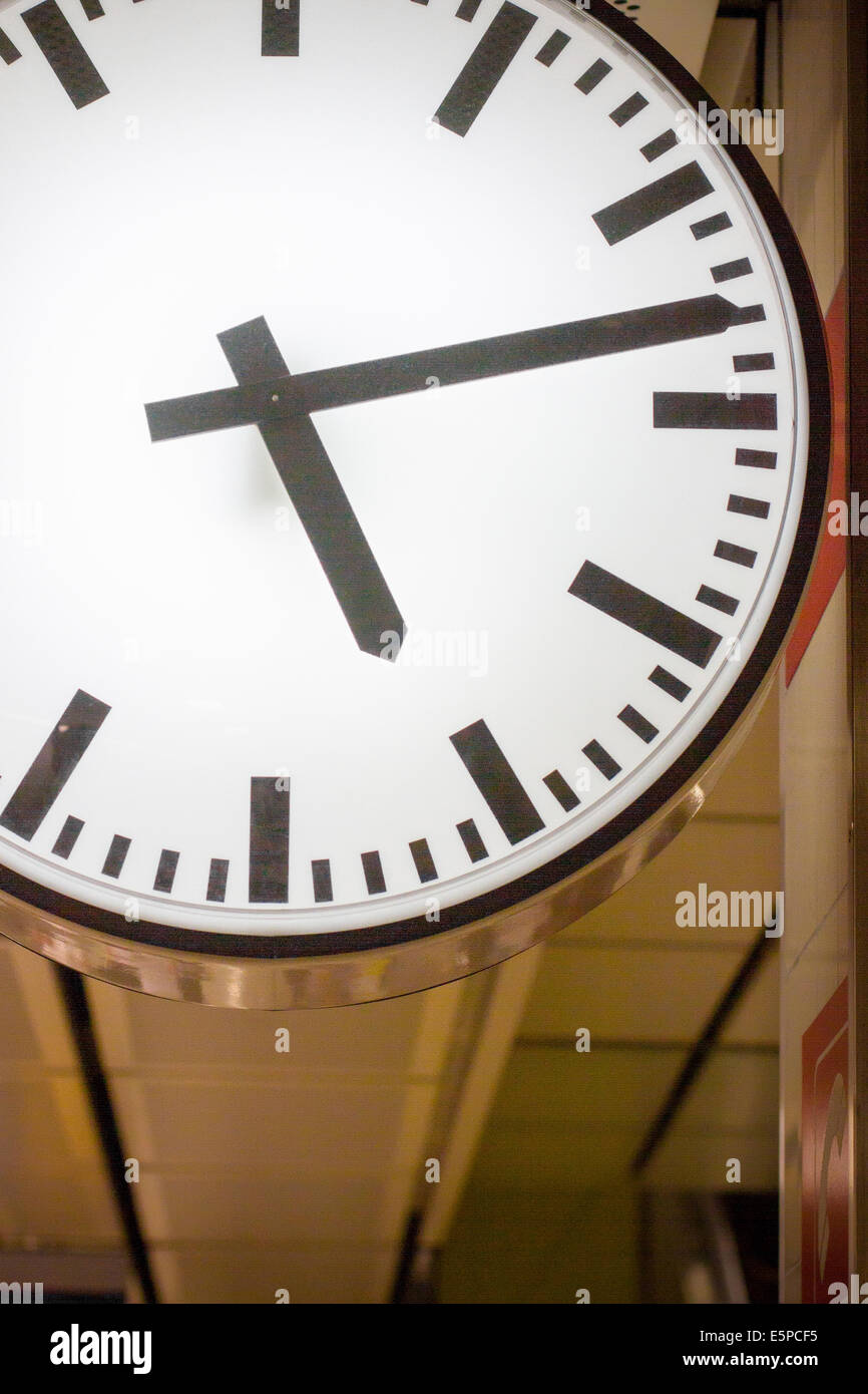 Clock face and time show Stock Photo - Alamy