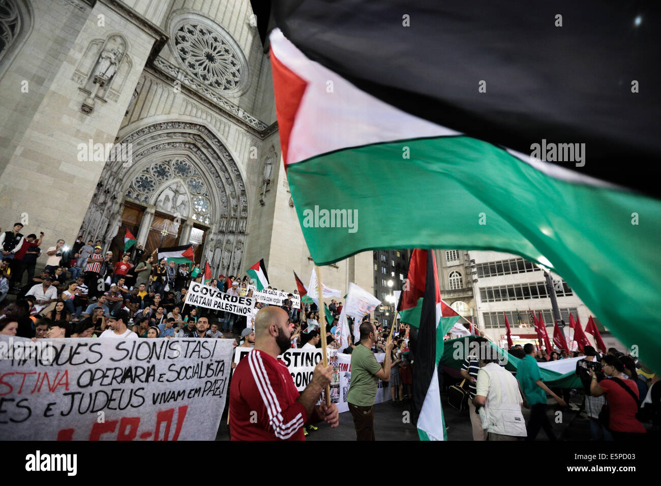 Sao Paulo, Brazil. 4th Aug, 2014. Protesters wave the Palestinian flag ...