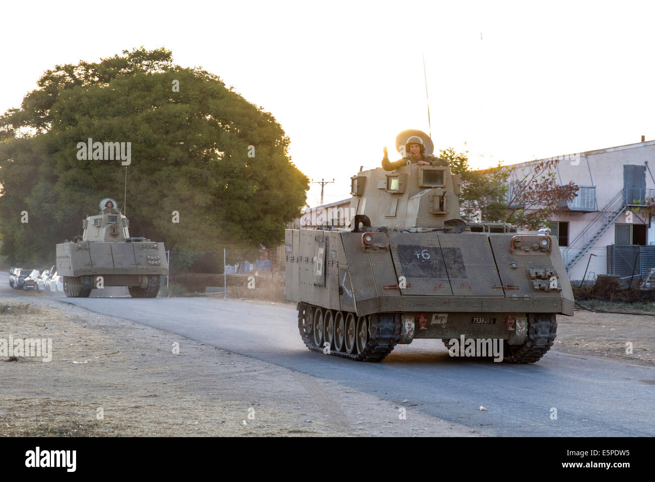 Soldiers of the Israel Defense Forces (IDF) a few hundred meters away ...