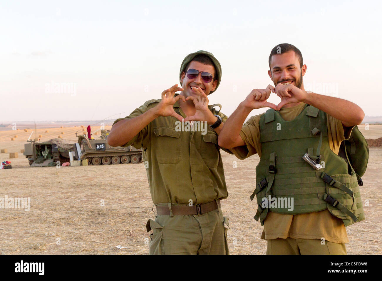 Soldiers of the Israel Defense Forces (IDF) a few hundred meters away ...