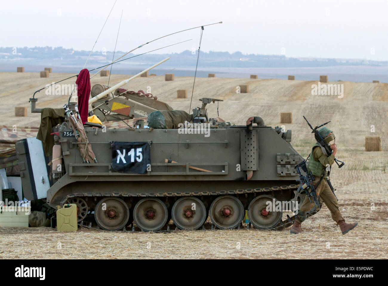 Soldiers of the Israel Defense Forces (IDF) a few hundred meters away ...