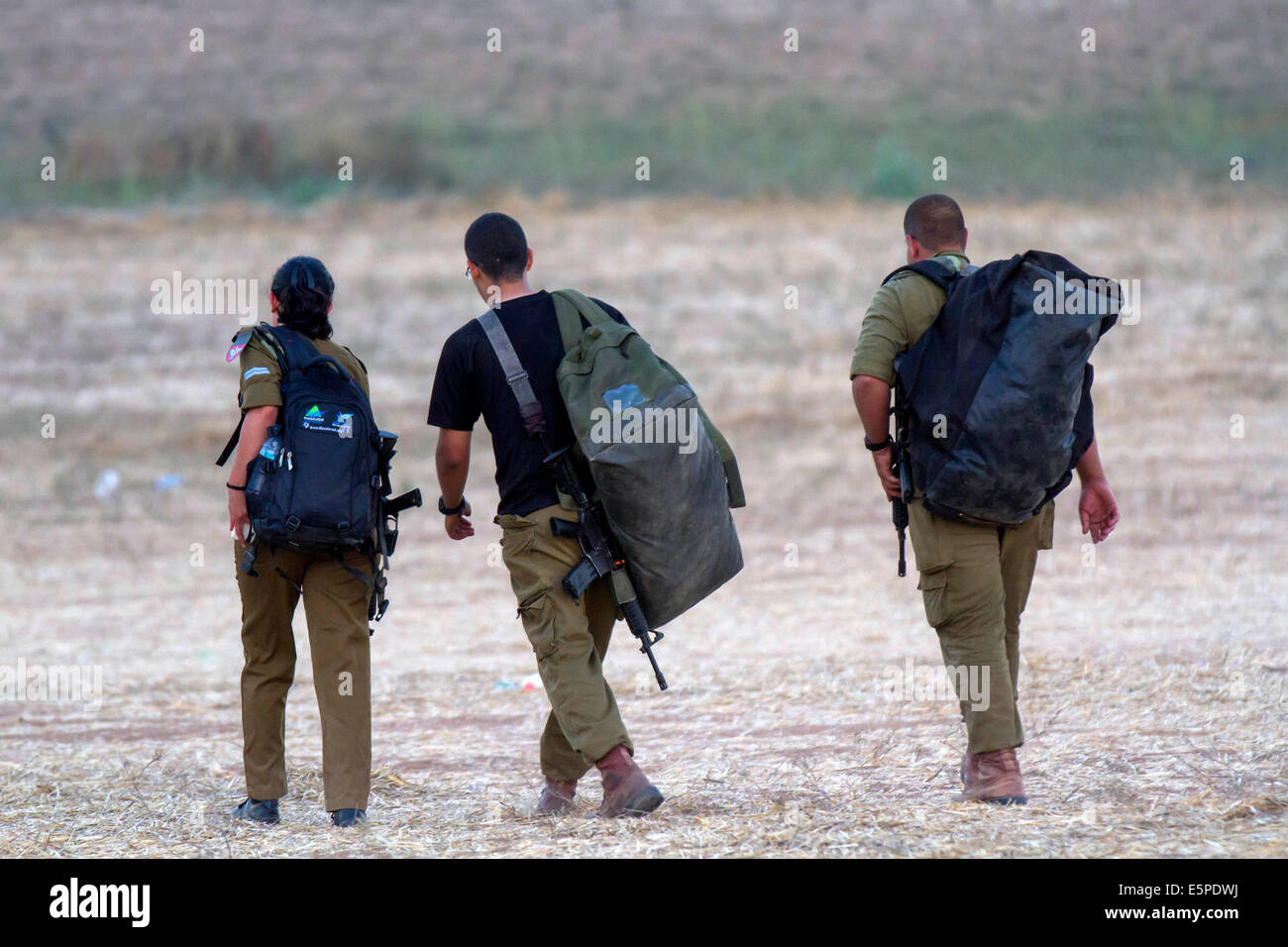 Soldiers of the Israel Defense Forces (IDF) a few hundred meters away ...