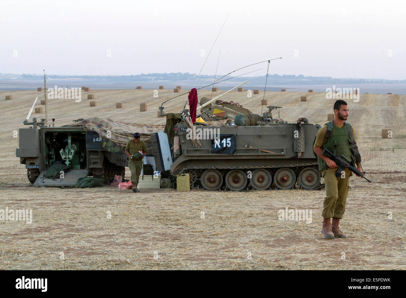Soldiers of the Israel Defense Forces (IDF) a few hundred meters away ...