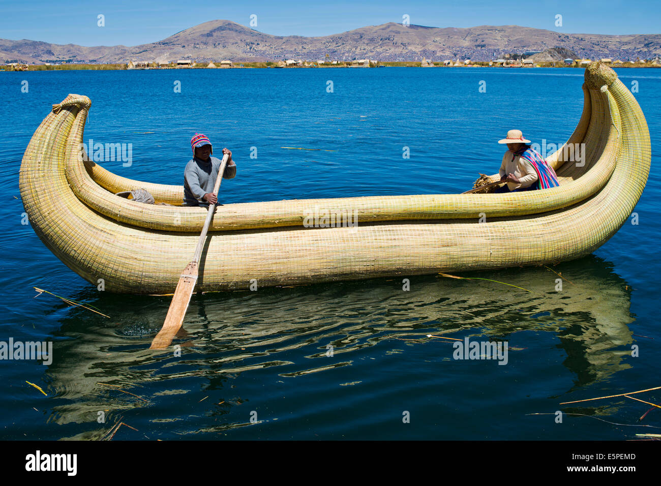Totora boat peru hi-res stock photography and images - Alamy