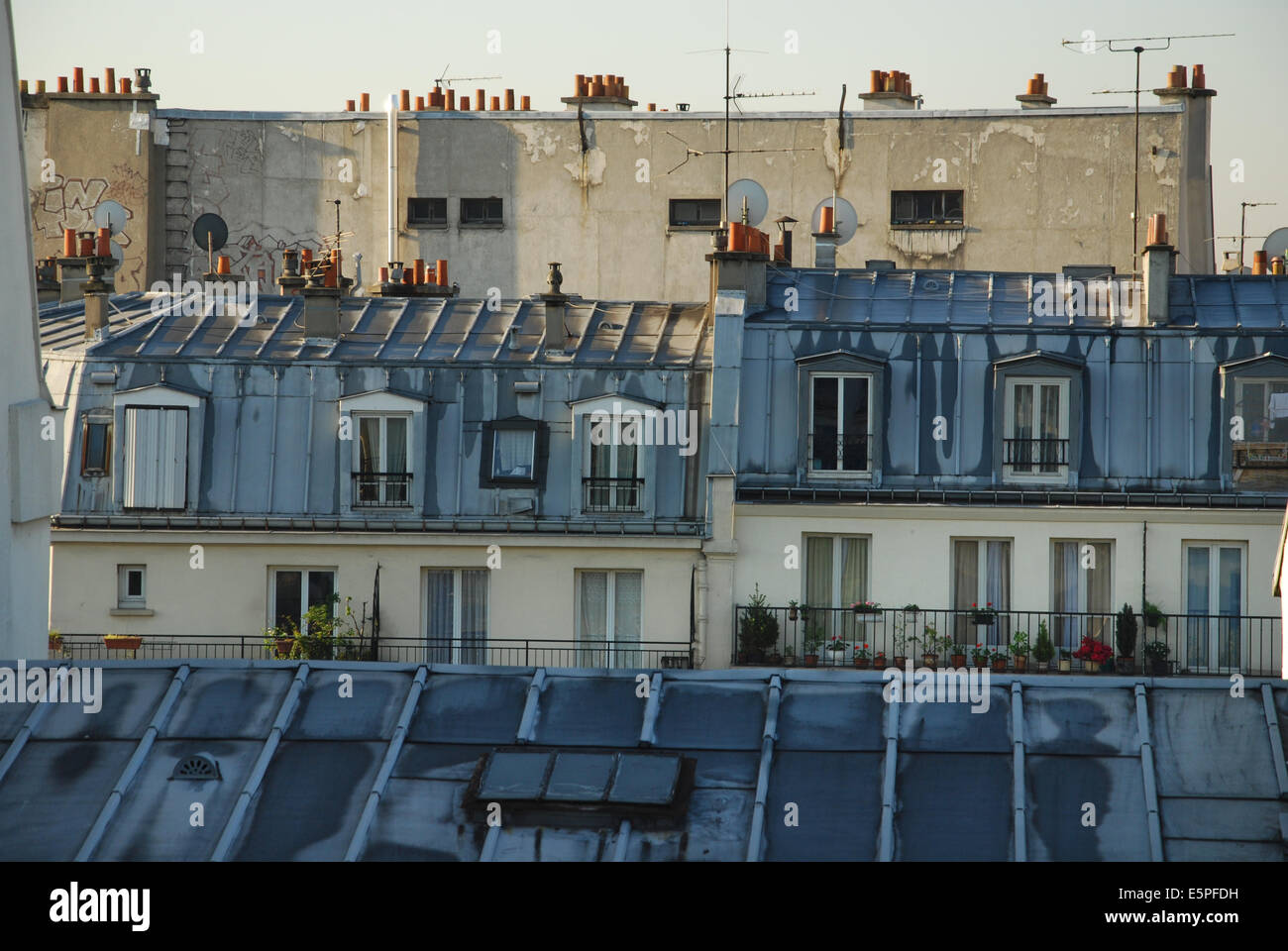 Paris rooftops hi-res stock photography and images - Alamy