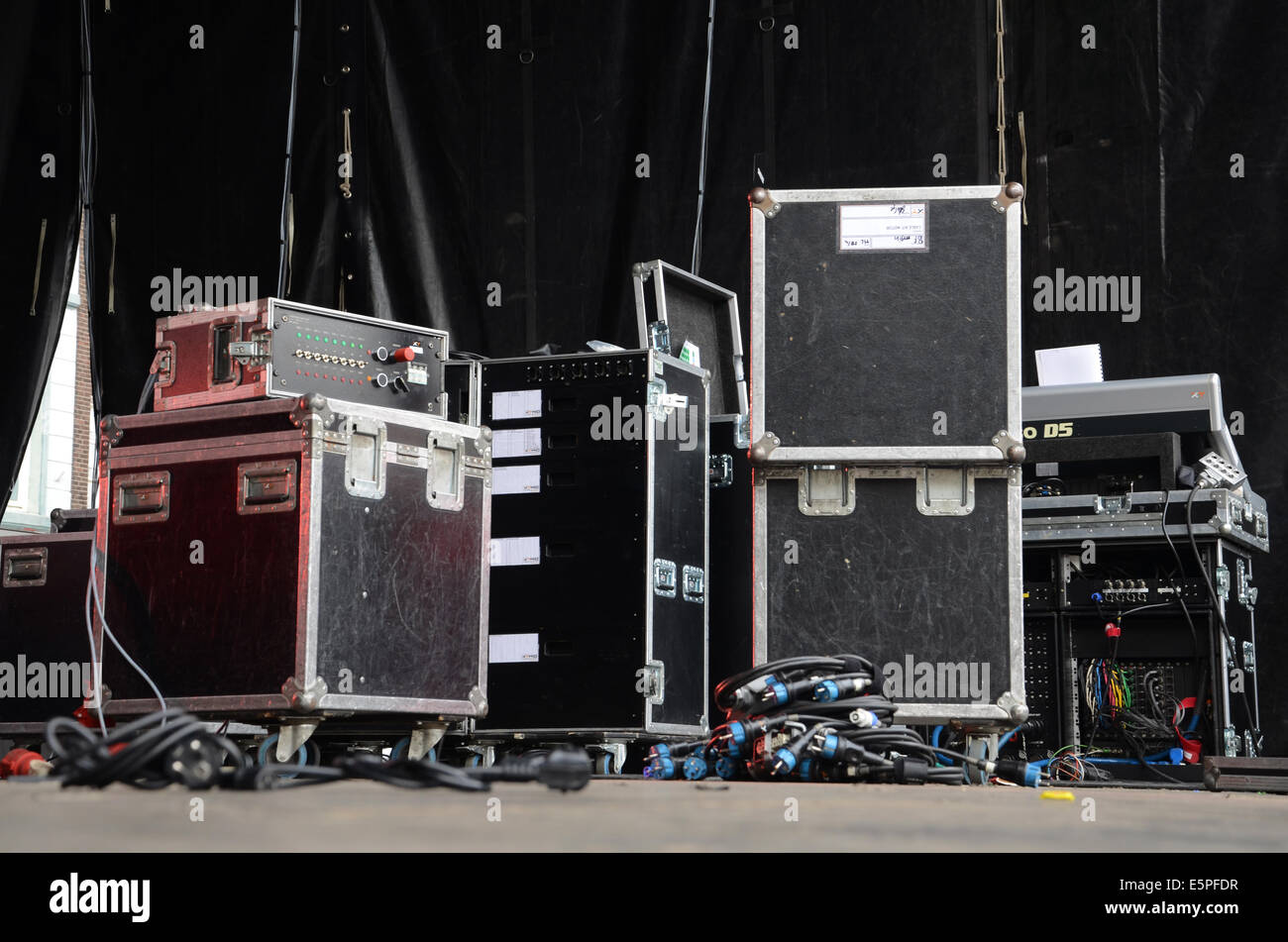 Preparations for concert hi-res stock photography and images - Alamy